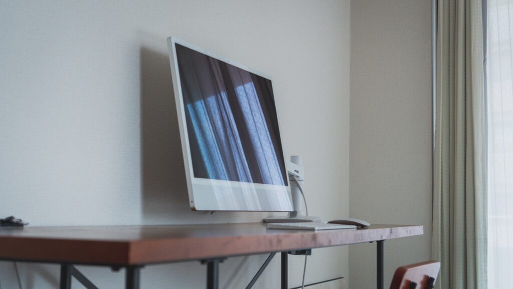 iMac VESAマウントとバーカウンターで理想のデスクを作る | MINIMALOG（ミニマログ）