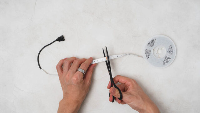 有孔ボードとSwitchBotのLEDテープライトで「光る壁掛け棚」を作る | MINIMALOG（ミニマログ）